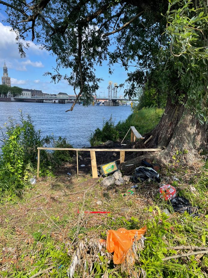 Vuilniszakken vol en lange schroeven in boom, politie wil landtong bij ...