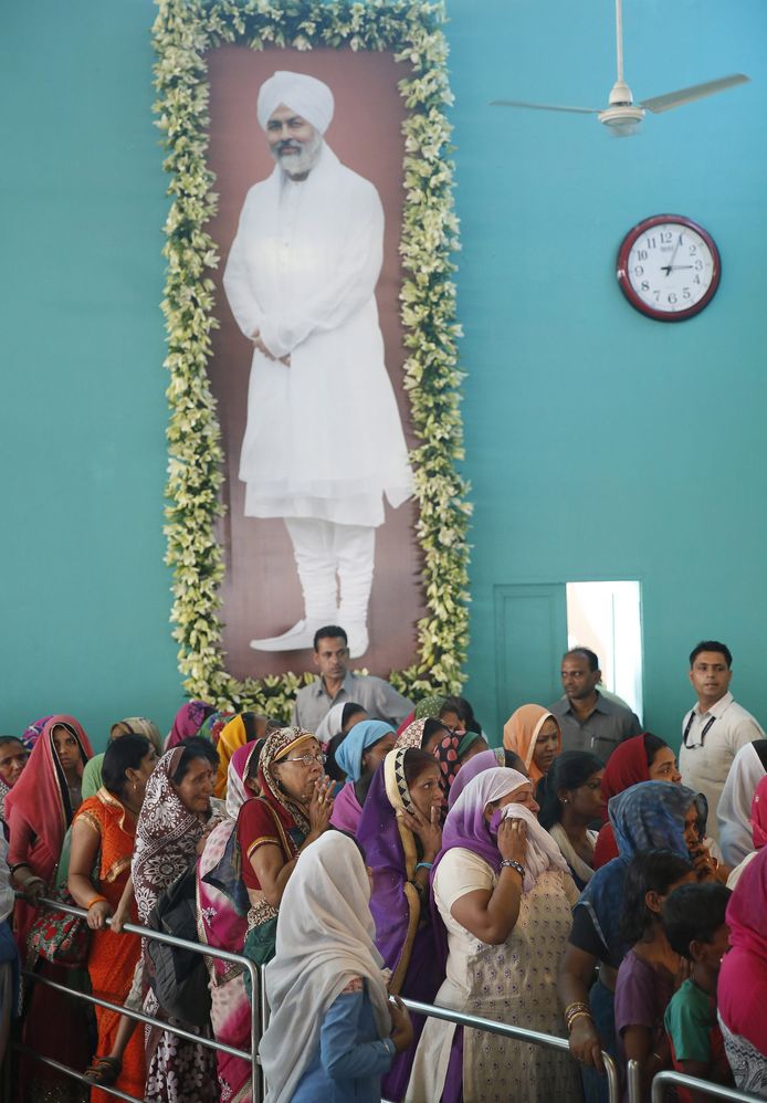 Tienduizenden rouwen om dood Indiase goeroe | Buitenland | hln.be