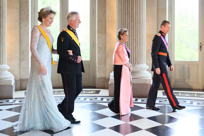 IN BEELD. Koningin Mathilde schittert in nieuwe galajurk tijdens ...