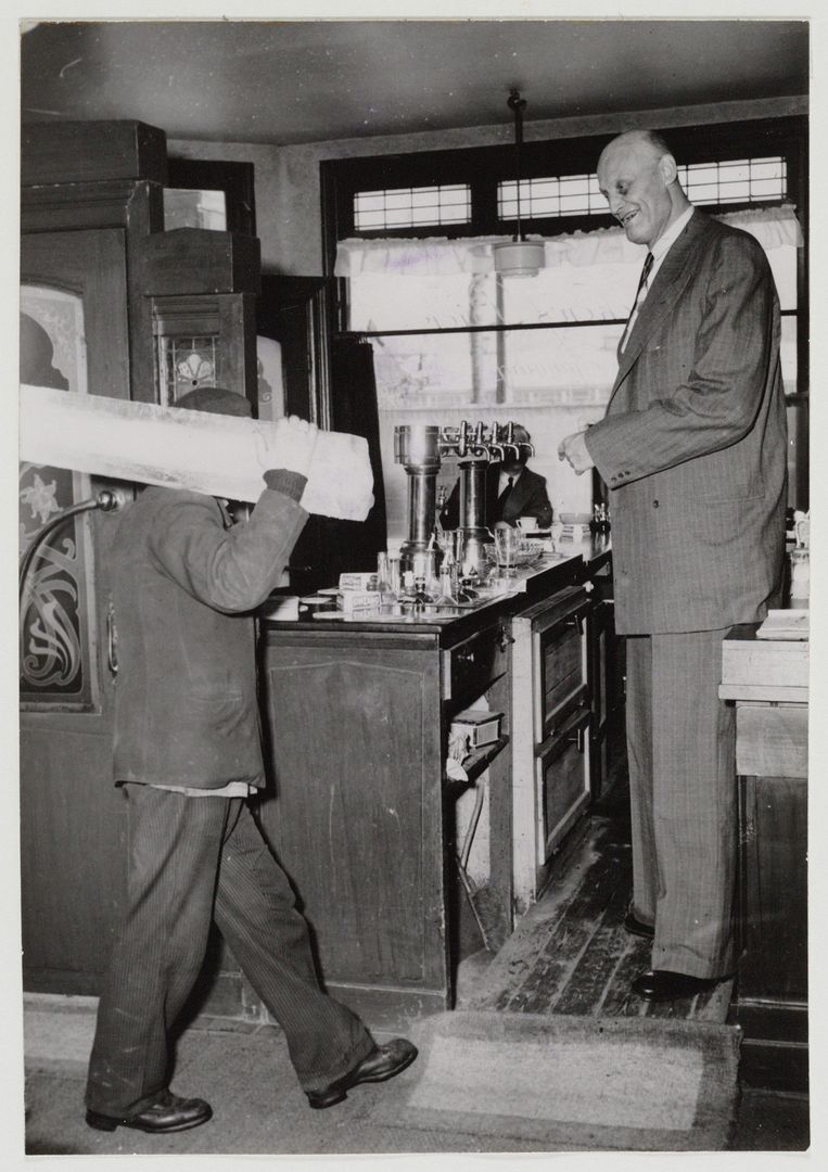 Het verhaal van de 2,42 meter lange Amsterdammer Albert Kramer