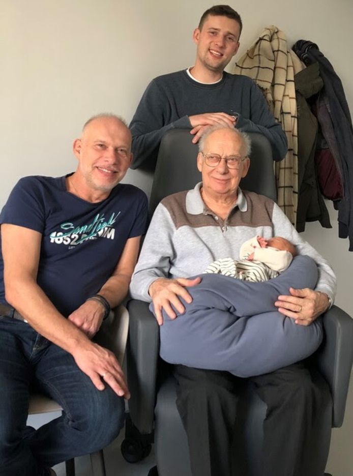 Léon maakt viergeslacht compleet bij familie Lams | Beersel | hln.be