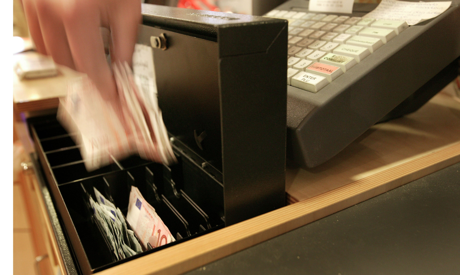 Dief graait geld uit de kassa bij drogist Hardinxveld als hij een ...