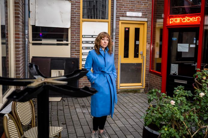 Plassende jongens die elkaar fotograferen, braaksel en mensenpoep: dit ...