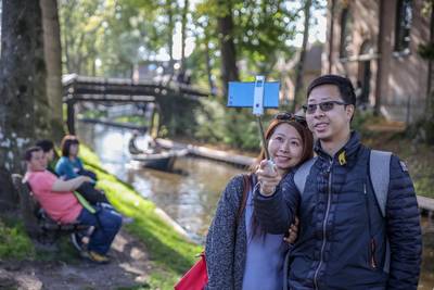 Chinese toerist mag eindelijk weer naar Giethoorn, maar zit Giethoorn ...