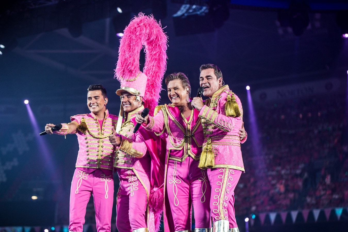 De Toppers laten speciale Nachtwacht-pakken ontwerpen | Foto | AD.nl