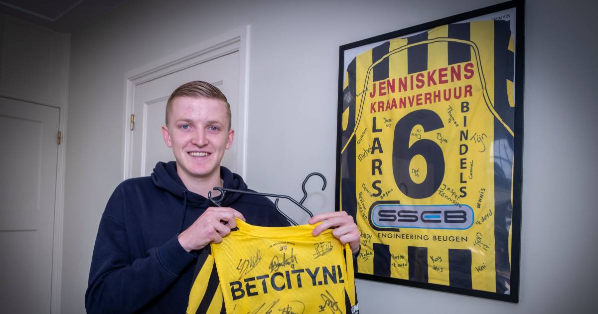 Nog geen jaar na de diagnose kanker inspireert Lars (20) voetbalclub ...