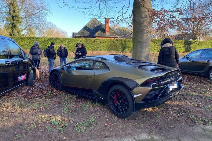KIJK. “Lastige moddercross” voor Mathieu van der Poel, die duw uitdeelde aan renner die stopte ...