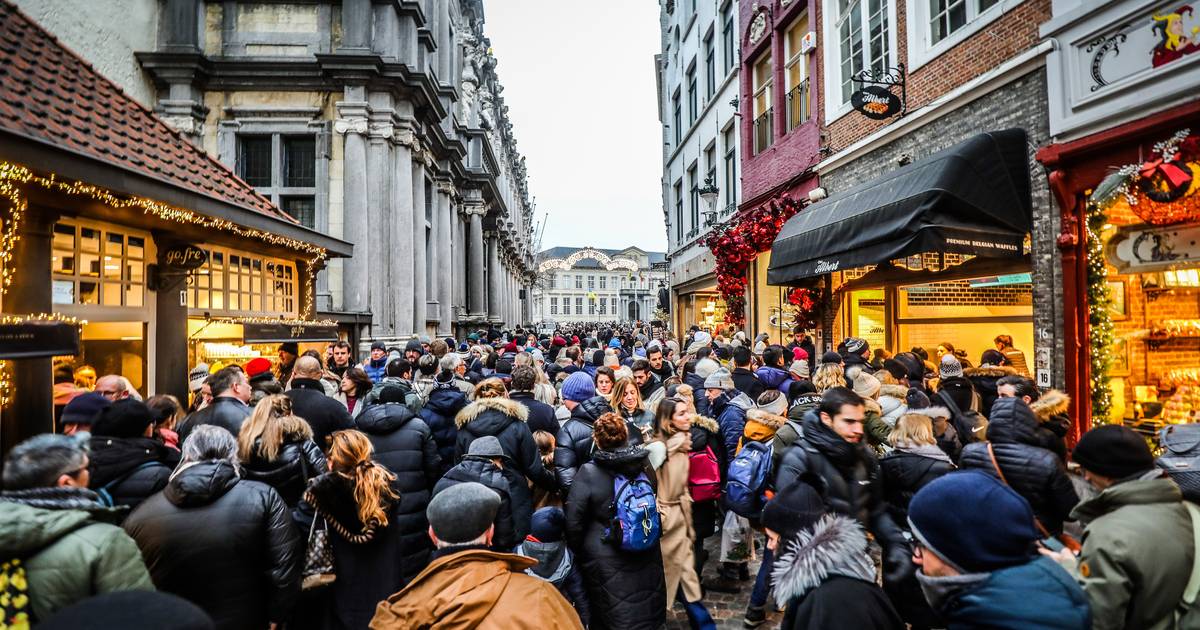 Daar zijn de Britten weer: Brexit houdt toeristen niet langer tegen om Brugse kerstmarkt te ...