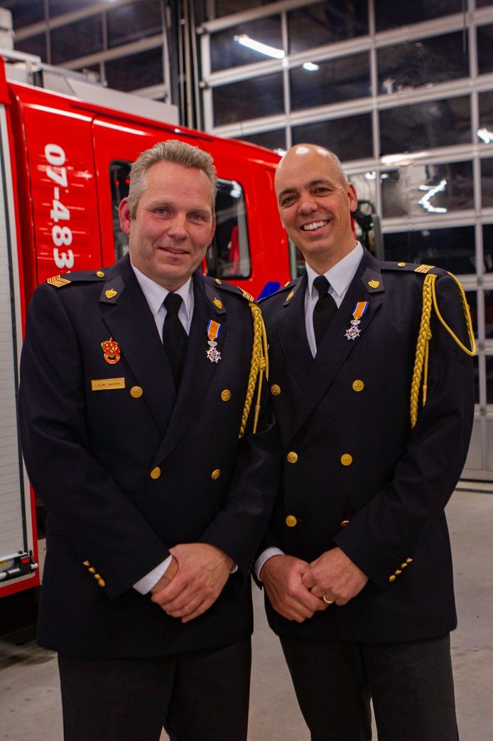 Koninklijk lintje Bemmels brandweerduo | Lingewaard | gelderlander.nl