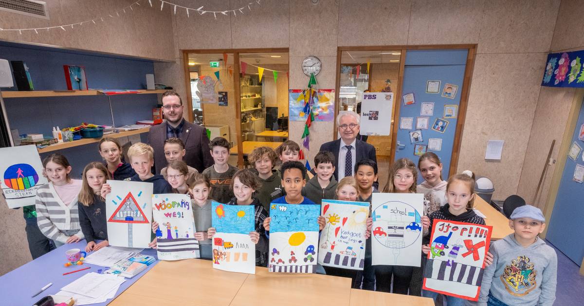 Pas op, kinderen! Scholieren in Molenhoek maken zelf verkeersborden en ...