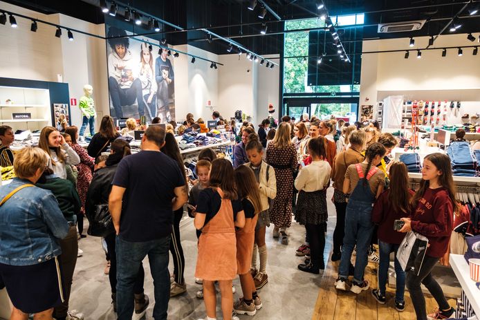 Influencer Stien Edlund (18) ontmoet 400 fans in Zoersel | Zoersel | hln.be