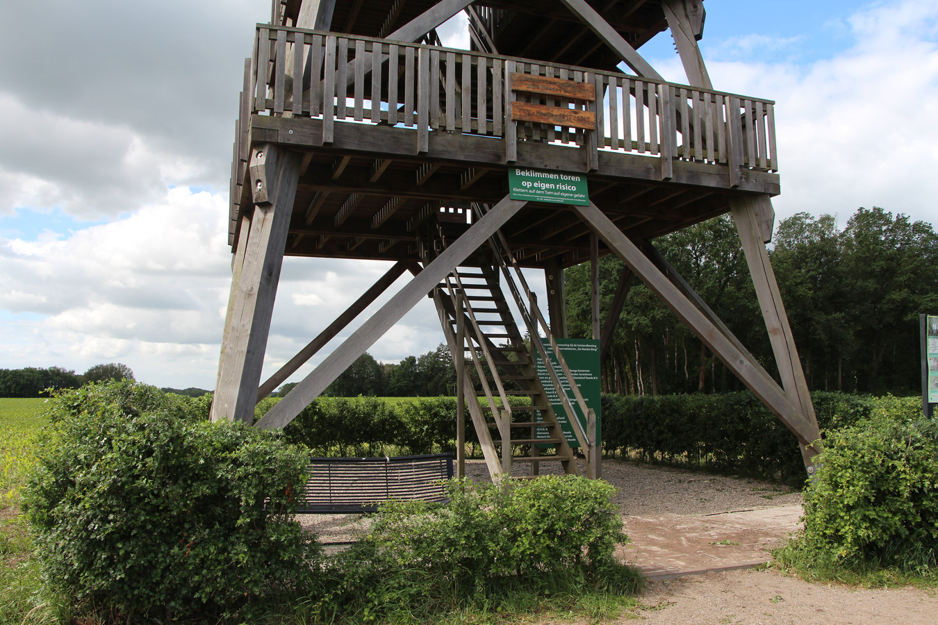 Onbegrip over vernielde zitbank bij Needse uitkijktoren: ‘Hoeveel ...