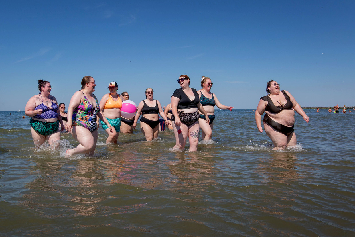 Een stranddag alleen voor dikke mensen: ‘We maken gewoon plezier, dat durfde ik vroeger niet’