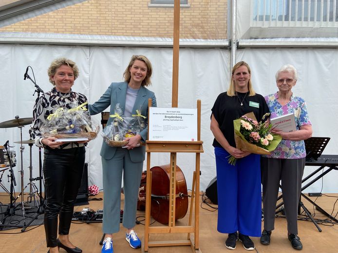 Nieuw dienstencentrum en 66 serviceflats in Hoboken feestelijk ...