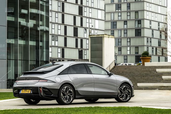 De Hyundai Ioniq 6 blijkt een bemoeial, maar heeft wel een hele lange adem | Auto | tubantia.nl