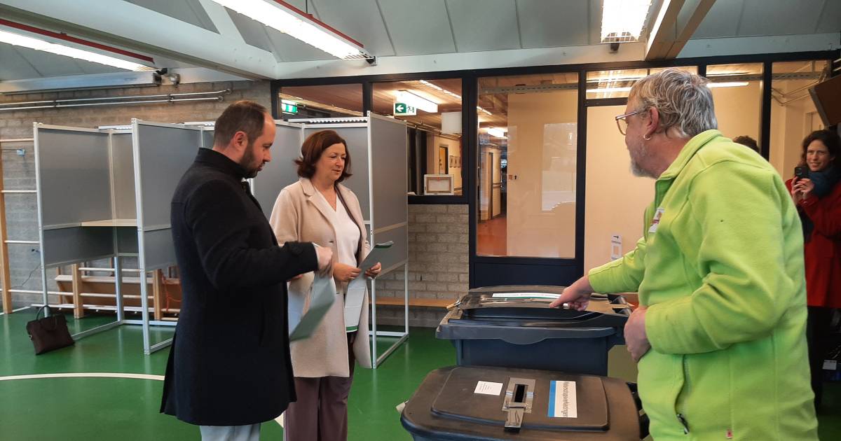 Eerste stembiljetten in Den Bosch liggen al in bus, dankzij minister én ...