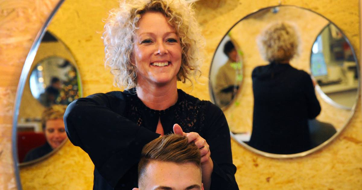 Topdrukte bij de kapper: 'Vroeger kreeg je alleen de moeders, nu ook ...