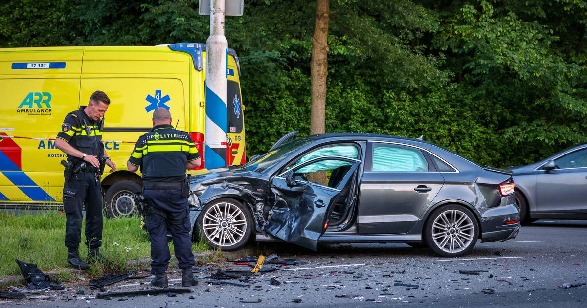 Vijf mensen gewond bij flinke botsing op Jacques Dutilhweg in Rotterdam ...