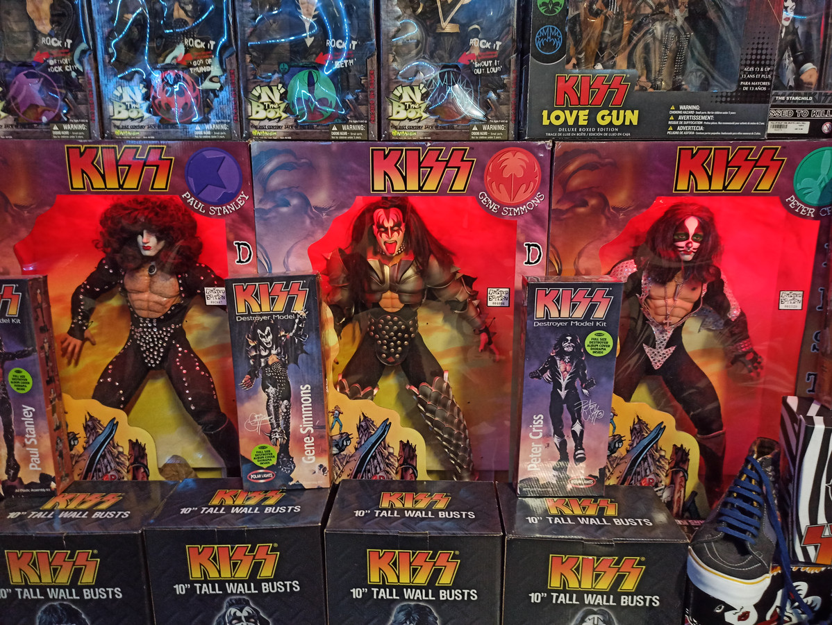 DE VERZAMELAAR. Marnik is KISS-fan van het eerste uur: “Schoenen ...