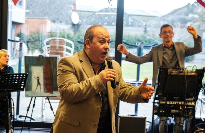 Zanger Jay Thompson brengt voor het eerst in acht jaar nieuw werk uit ...