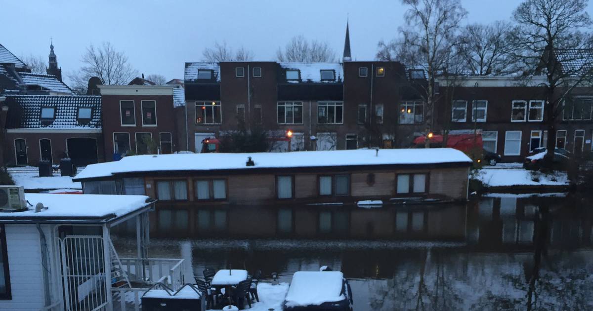 Woonboot in Gouda maakte water en ligt weer recht | Gouda | AD.nl