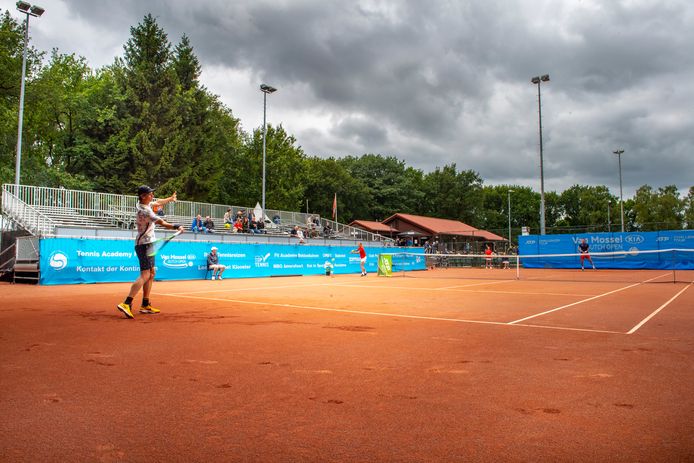 Vijf jaar Dutch Open in Amersfoort: tennisbaan staat blank, oranje ...