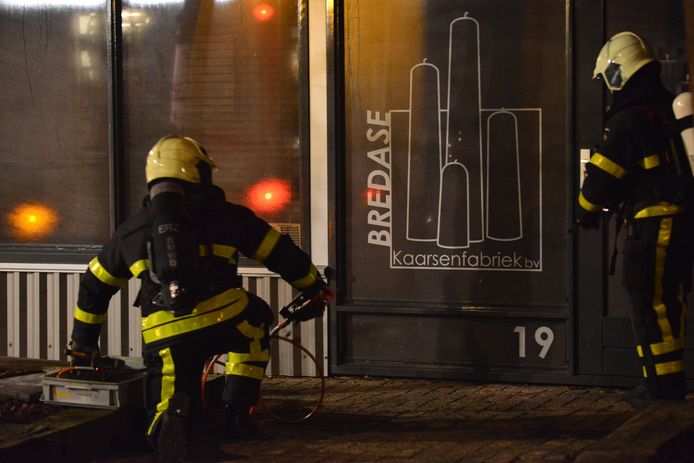 Veel rook bij uitslaande brand in loods van kaarsenfabriek in Breda ...