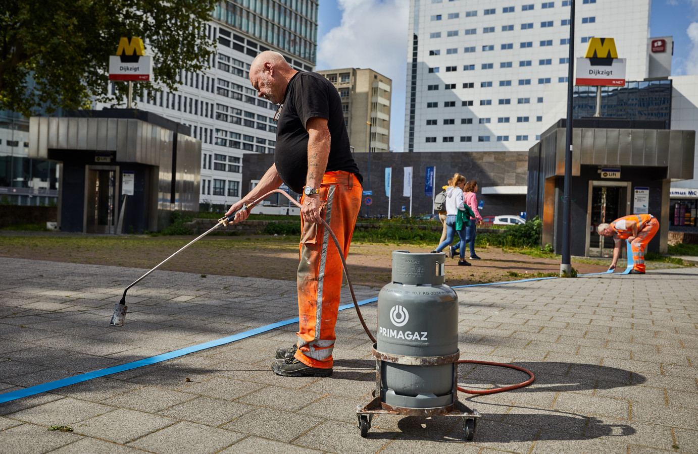Dít is de grens van de eerste rookvrije zone in Rotterdam | Foto | AD.nl
