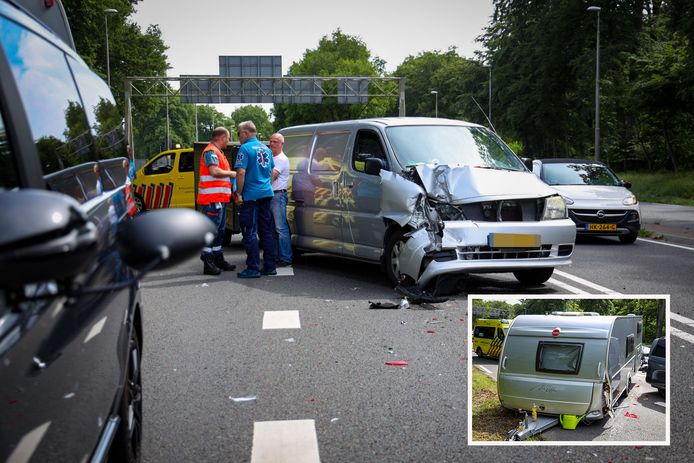 Gewonde bij botsing auto en bestelbus, caravan schiet los door klap en belandt in de berm ...