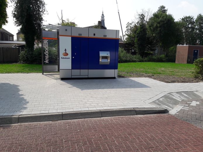 Rabobank past nieuwe pinautomaat in Sint-Maartensdijk aan na klachten ...
