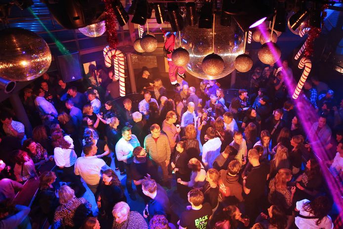 Nostalgisch feesten onder de discobollen van ‘t Fortuin: ‘Hier kon ...