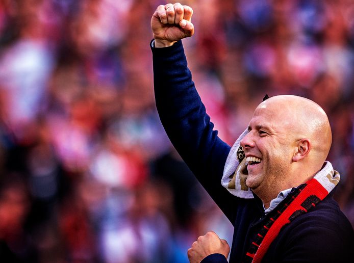 Arne Slot blijft! Fans opgelucht, maar ook geïrriteerd: ‘Had hij dit niet eerder kunnen zeggen ...