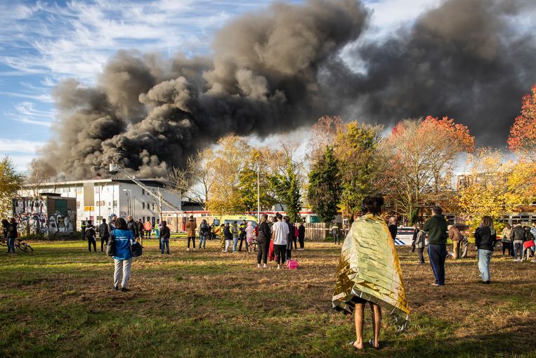 Dit weten we tot nu toe over de brand in Riekerhaven in Amsterdam-Nieuw ...