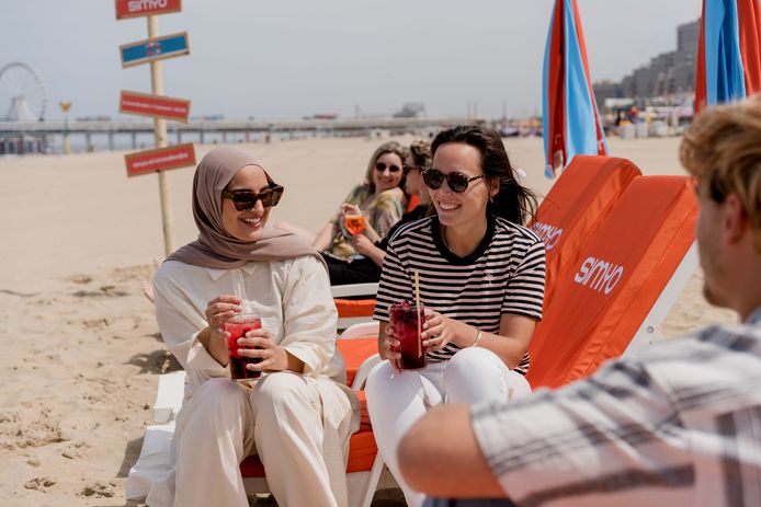 Bij deze strandtent in Scheveningen huur je op een zomerse dag je ...