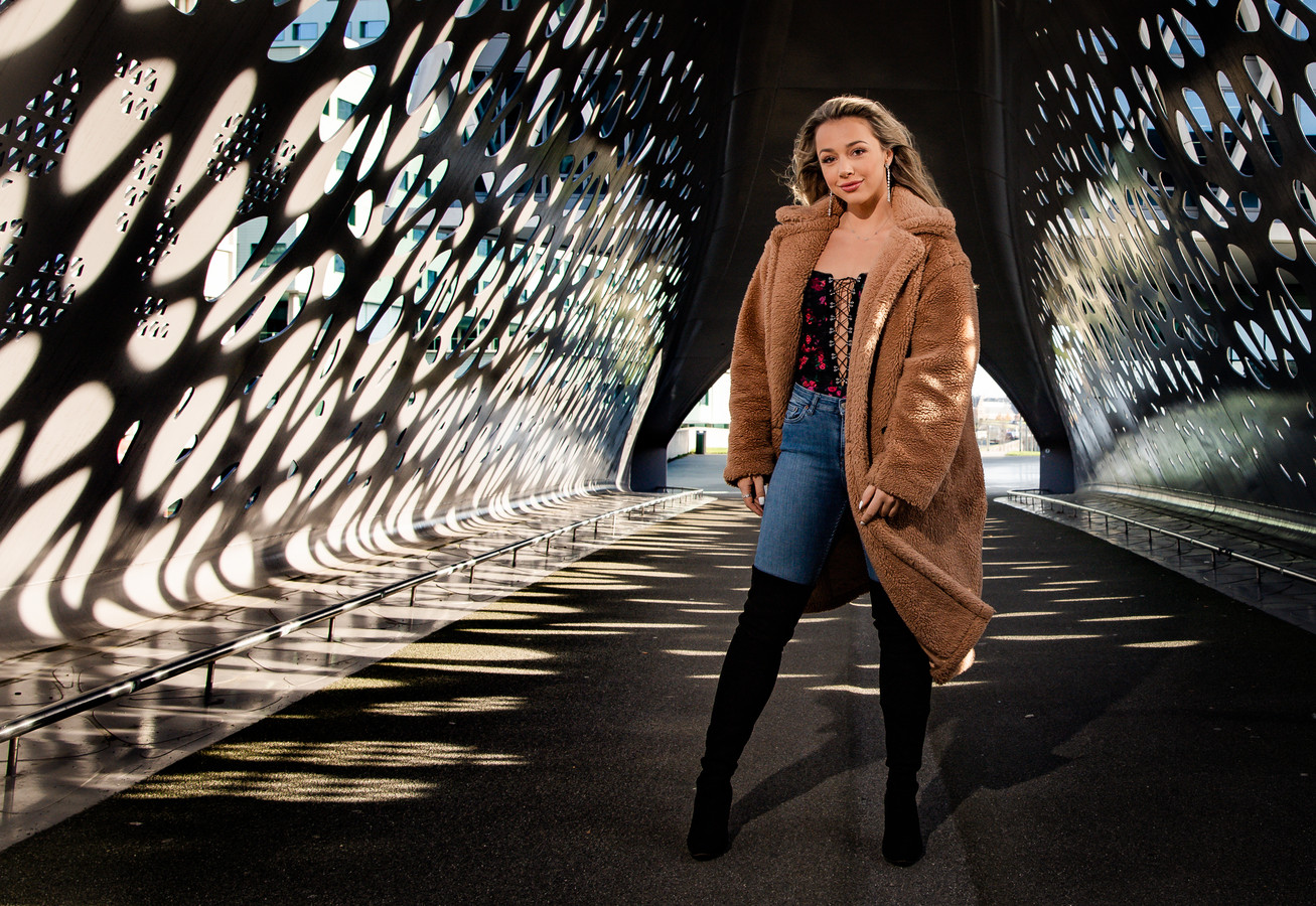 Emma Heesters, de vrijgevochten partner van Wesley Hoedt die de ...