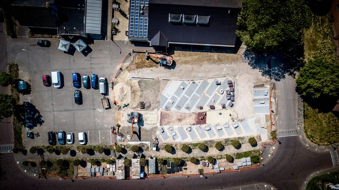 Er wordt weer gewerkt aan het dorpsplein in Deest, maar is het op tijd ...
