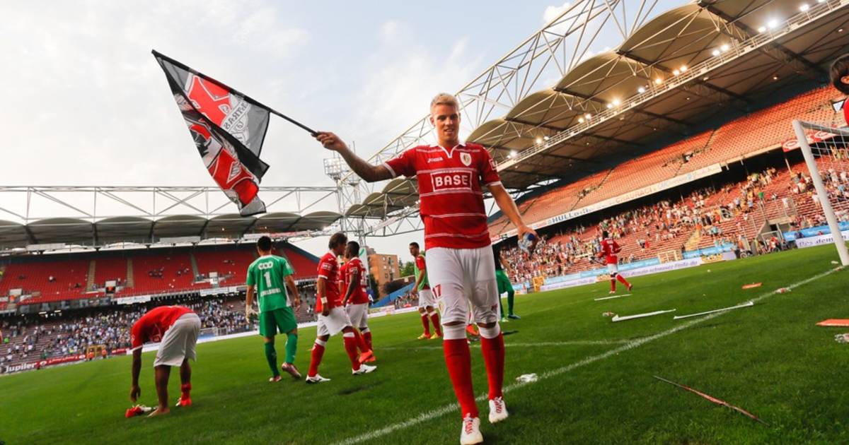 Rouches planten vlag Standard neer in middencirkel Stade du Pays ...