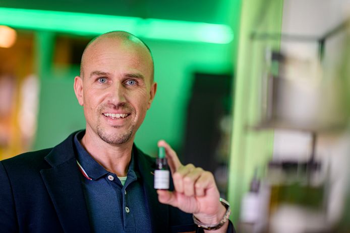 Martinus (43) opent winkel in wietolie en snoept er zelf ook van ...