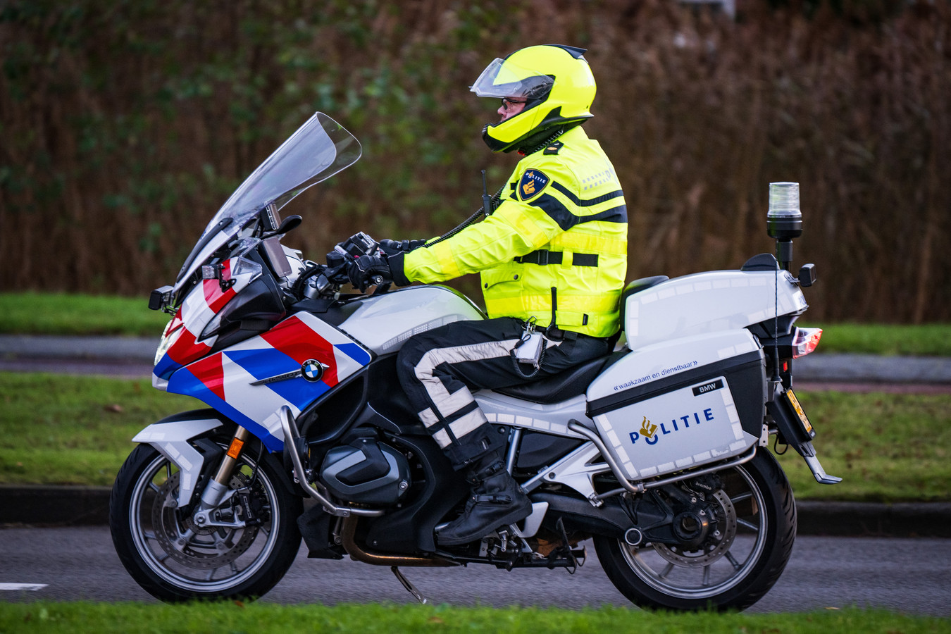 Motoragent moet BMW rijden: of hij wil of niet | Foto | gelderlander.nl