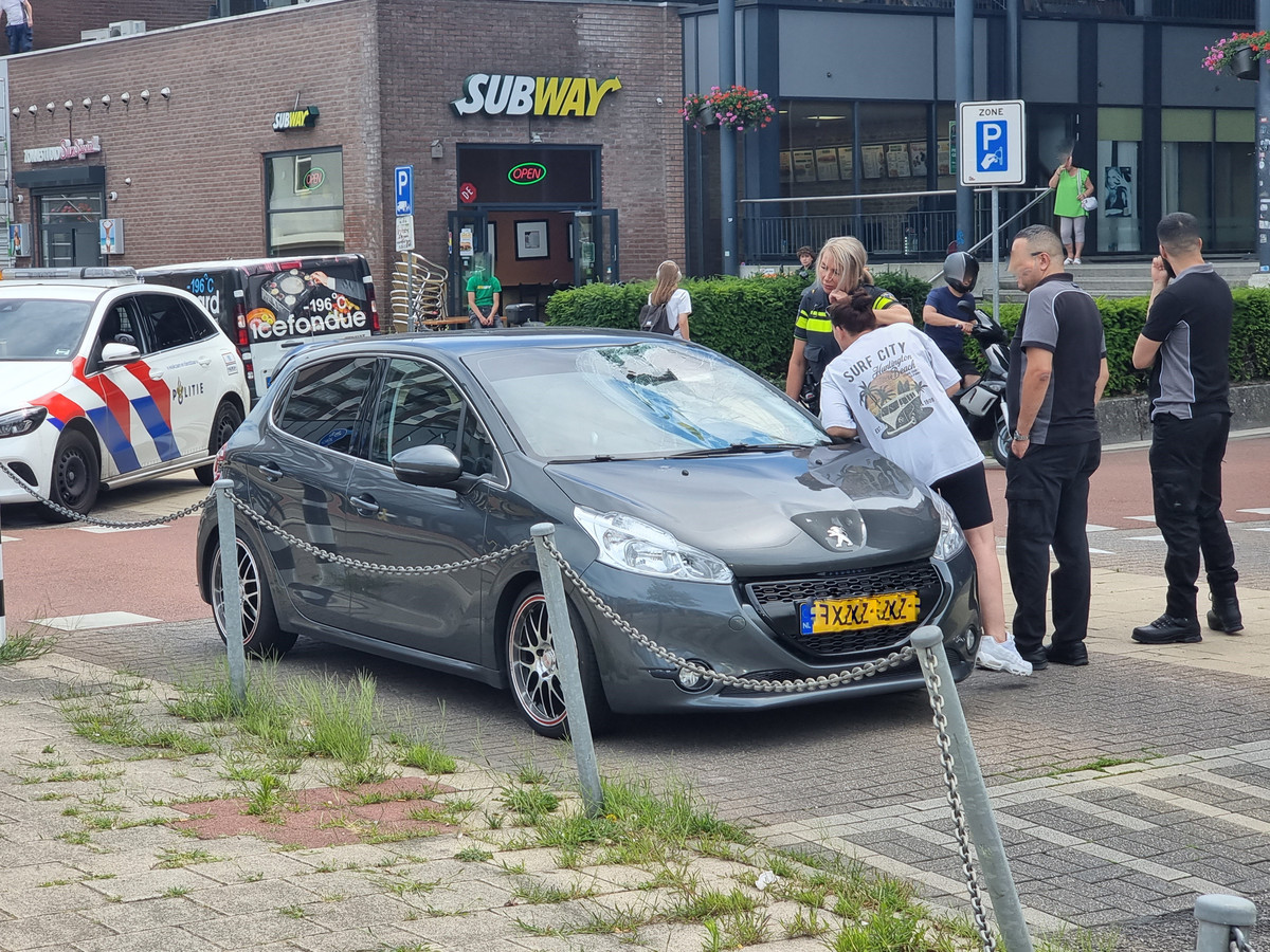 Auto rijdt fietsster op fietspad aan bij winkelcentrum Dukenburg | Foto ...