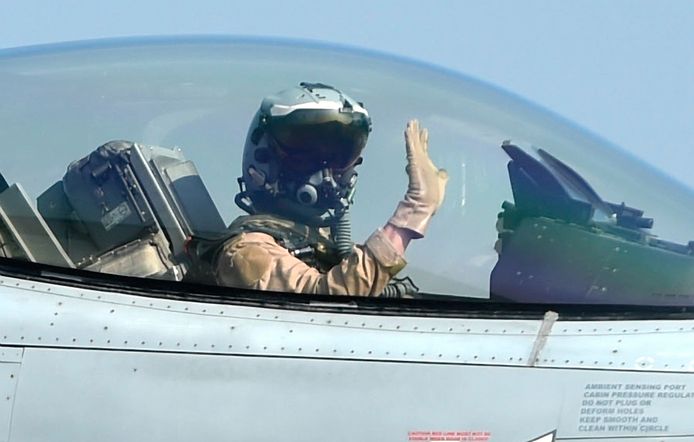 Politie op zoek naar verdachte die met laser naar F16-piloot schijnt ...