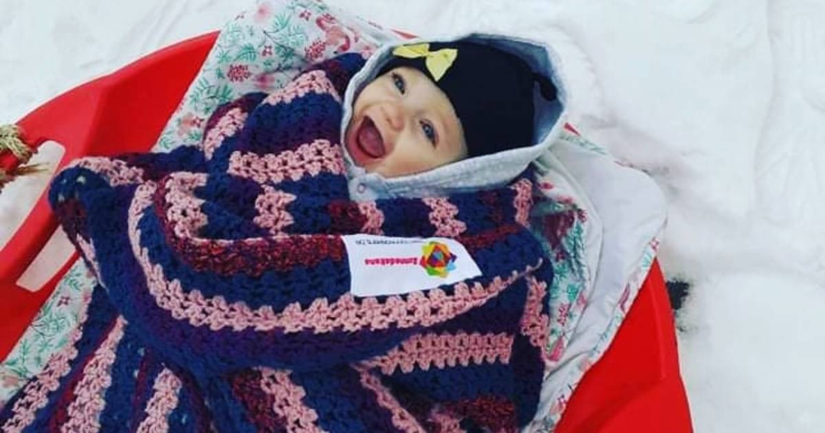 Baby Fey (7 maanden) haalt breedste glimlach boven op slee | Torhout ...