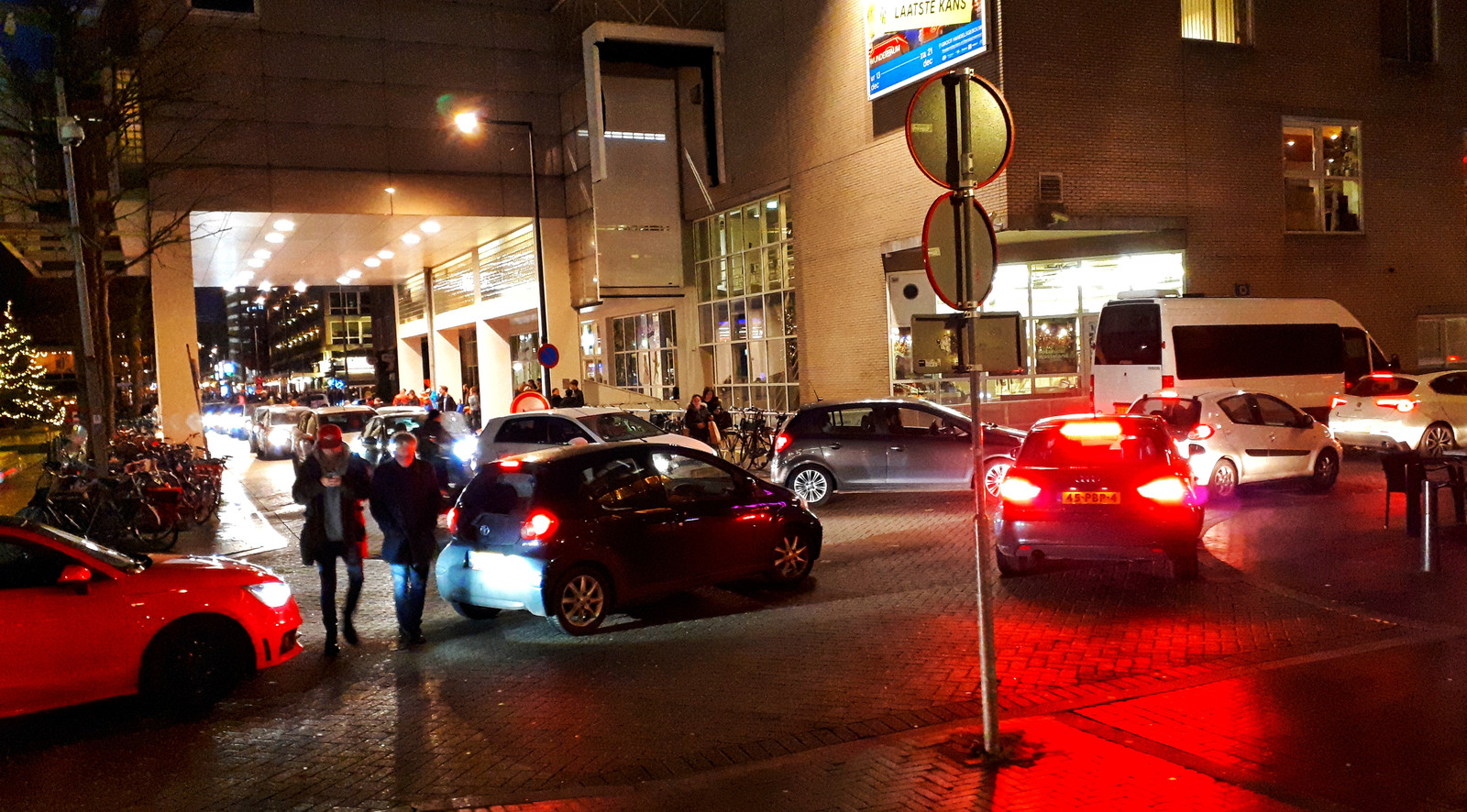 Enorme verkeerschaos in centrum Rotterdam; auto’s dik een uur vast in ...