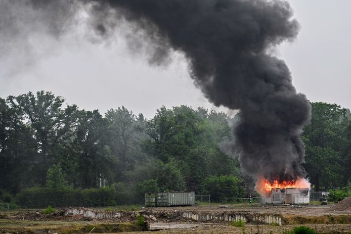 Brand in bouwkeet in Breda zorgt voor enorme rookwolk: ‘Veel meldingen ...