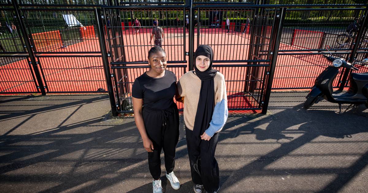 Romaissa (16) en Andrea (18) zijn de eerste Red Court Coaches in Lier ...
