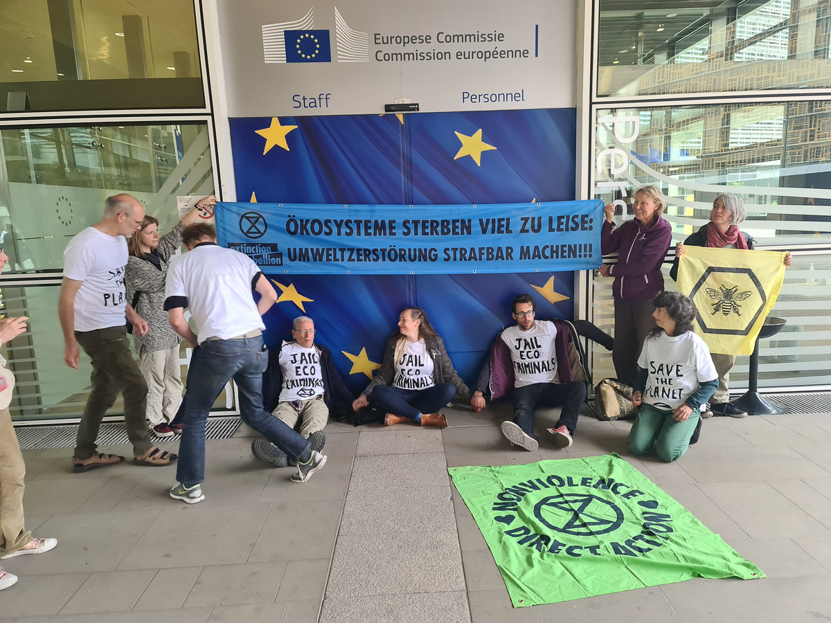 Actievoerders Extinction Rebellion lijmen zich vast aan ingang van ... Actievoerders Extinction Rebellion lijmen zich vast aan ingang van ...